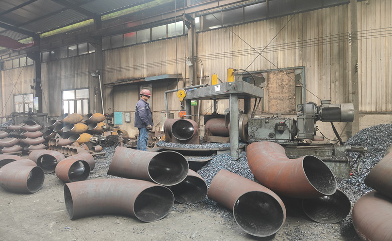 Choosing Between Seamless and Welded Elbows for Pipeline Systems